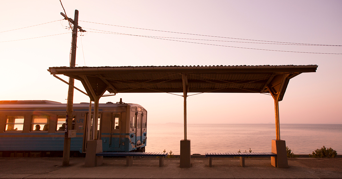 [EHIME]Waiting for sunset at the unmanned Shimonada Station ...